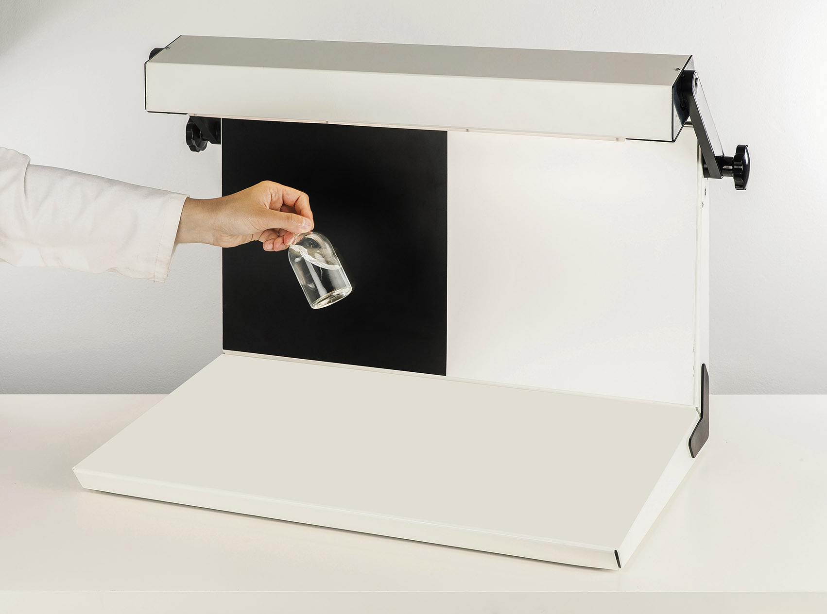 Laboratory liquid viewer for varying light conditions - Making.com